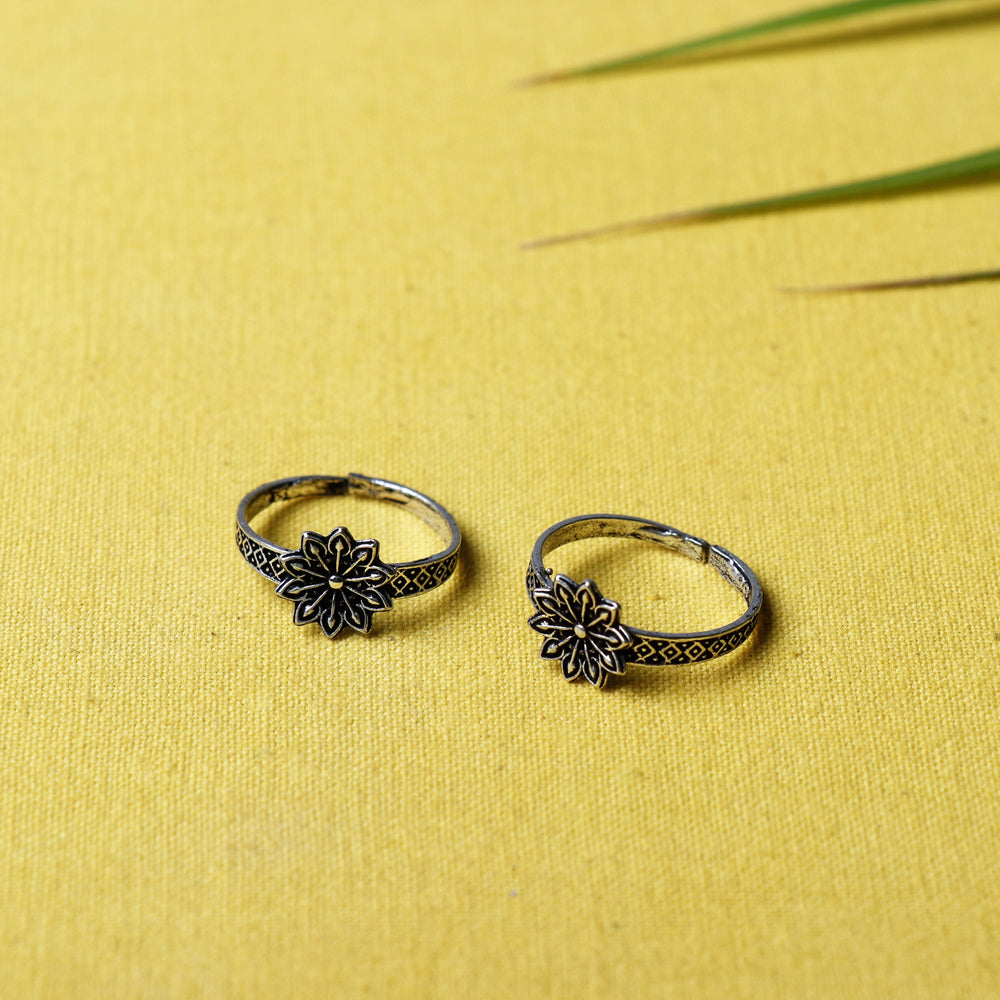 Buy Karwa Chauth Pooja Thali & Shringar Set with Phulia Bengal Saree ...